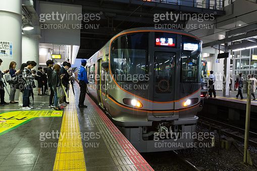 Osaka Loop Line train in Osaka, Japan (959934782) - 게티이미지뱅크