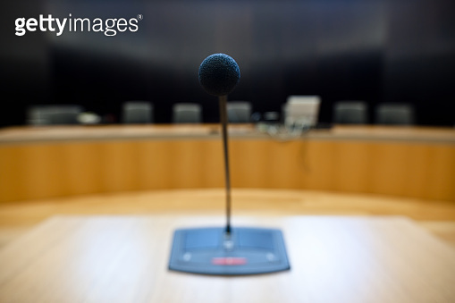 Court room scene with microphone 이미지 (900791340) - 게티이미지뱅크