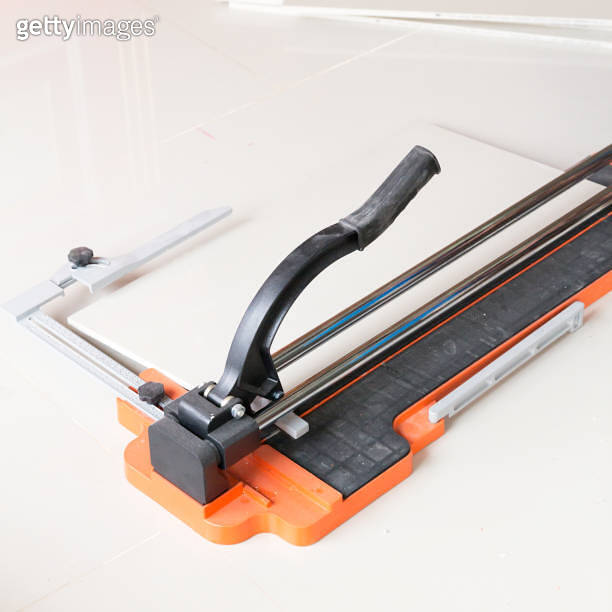Ceramic tile cutting process using a manual cutter 이미지 (951806740) - 게티 ...