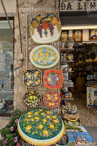 Ceramics shop in the main square of Ravello, Campania, Italy ...