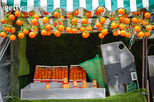 Orange juice stand at Camden market 이미지 (937739506) - 게티이미지뱅크