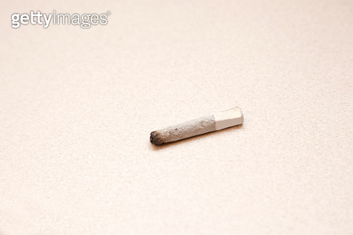 marijuana joint half smoked 이미지 (931535110) - 게티이미지뱅크