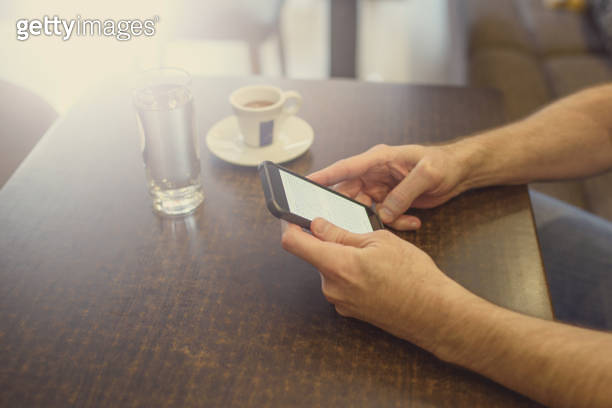 Using a smart phone 이미지 (909533610) - 게티이미지뱅크