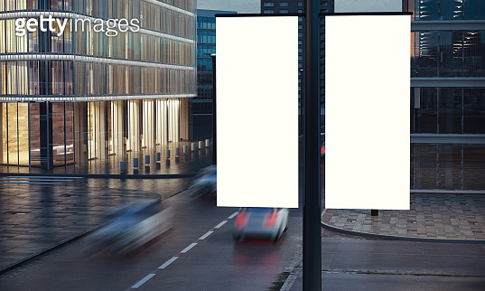two blank signs on the post at city night (1036904974) - 게티이미지뱅크