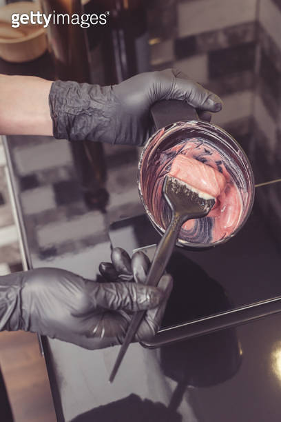 Hair stylist hands preparing a dye in a container 이미지 (1055000642) - 게티 ...