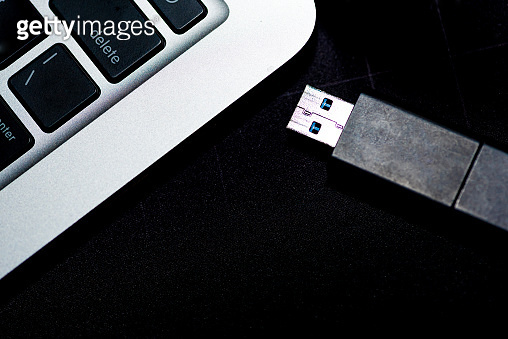 USB flash memory drive plugged into a computer laptop port. 이미지 ...