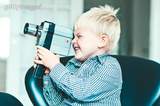 Nostalgic moment when child uses retro 8mm video camera 이미지 (1032578274 ...