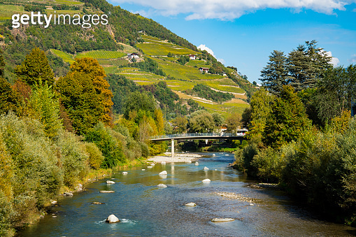 river Isarco, Chiusa, Italy 이미지 (1061809934) - 게티이미지뱅크