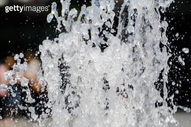 splash water at fountain in a public park 이미지 (1031347698) - 게티이미지뱅크