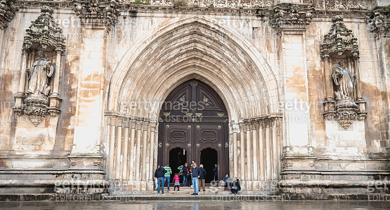 People walk in the rain in front of Alcobaca Monastery, Portugal 이미지 ...