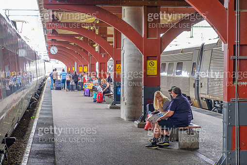 People sitting and waiting to get on the train on a platform 이미지 ...