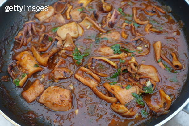 Squid being cooked with Armorican sauce (1194427813) - 게티이미지뱅크