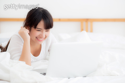 Beautiful portrait freelance asian young woman lying relax and leisure ...
