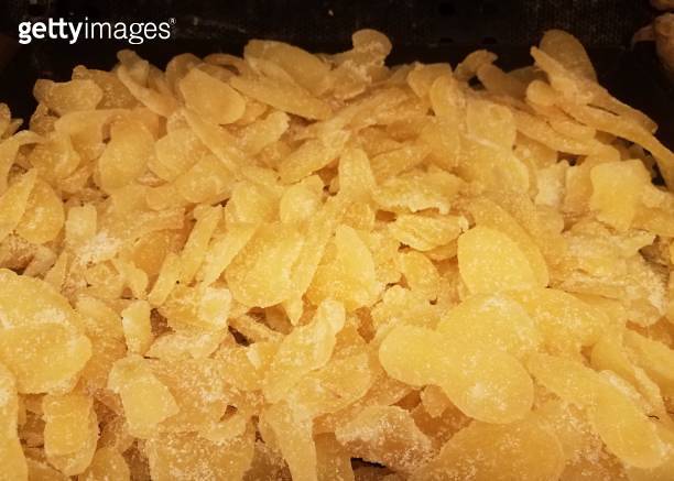 yellow crystallized ginger root with sugar crystals (1186692894) - 게티이미지뱅크
