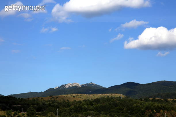 View of the peaks of the chain of mountains of the Maiella group ...