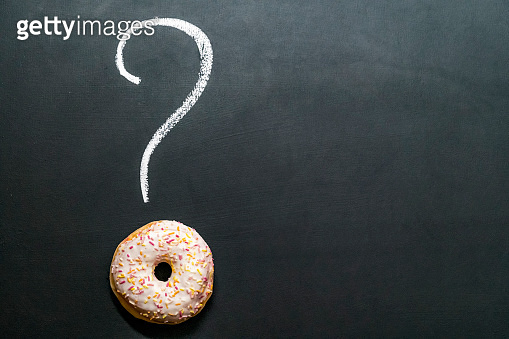 Question mark made of glazed donuts on a black board (1190590320) - 게티이미지뱅크