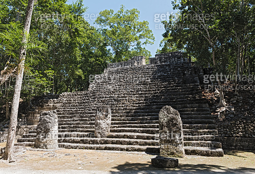 the ruins of the ancient mayan city of calakmul, campeche, mexico 이미지 ...
