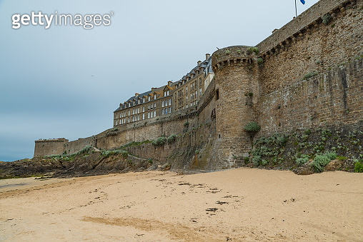 The historic city wall of St-Malo 이미지 (1192645528) - 게티이미지뱅크
