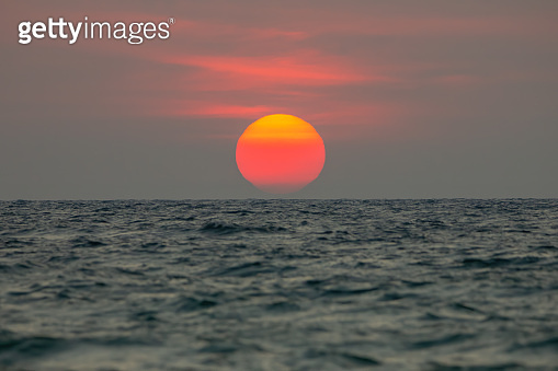 The sun is falling into the sea, the bottom of the sun eccentric ...