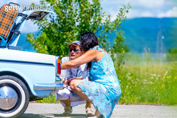 Mature Couple on a Road trip Fixing a Broken Vintage car 이미지 ...