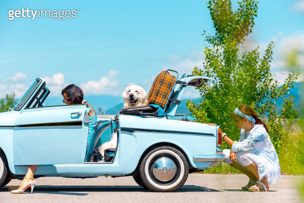 Mature Couple on a Road trip Fixing a Broken Vintage car 이미지 ...