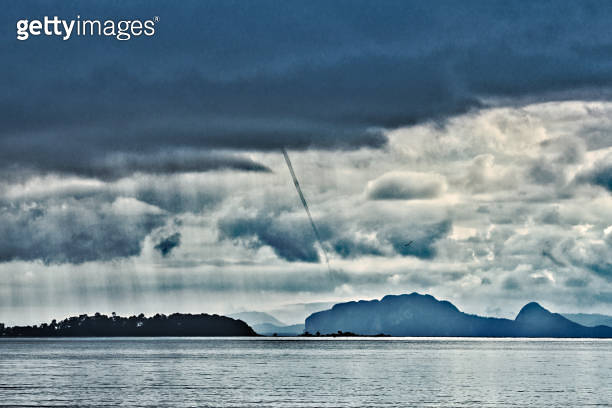 Waterspout column vortex tornado over water 이미지 (1186904861) - 게티이미지뱅크