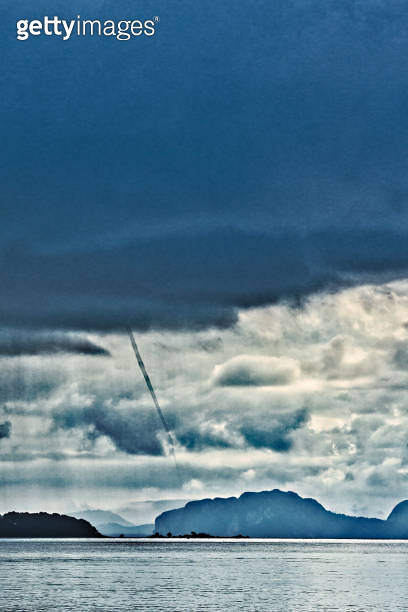 Waterspout column vortex tornado over water 이미지 (1186904884) - 게티이미지뱅크