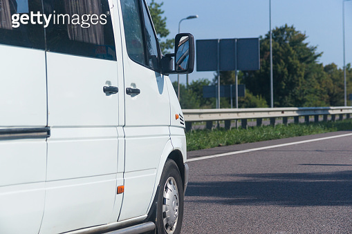 Side view of white passenger bus on the sunny road. (1195117807) - 게티이미지뱅크