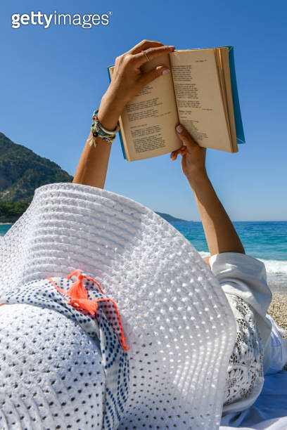 Woman studying book at the beach. 이미지 (1156683275) - 게티이미지뱅크