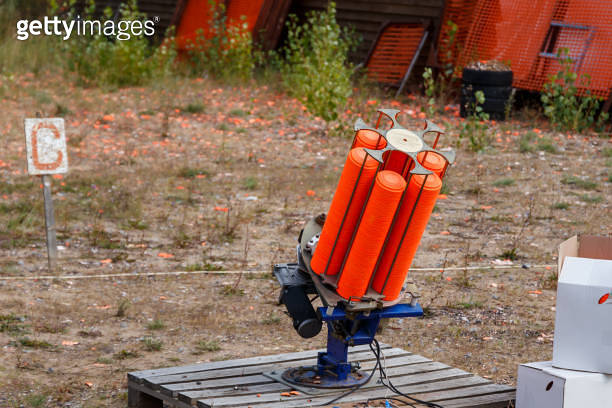 Automatic machine for throwing plates for shooting. Throwing machine ...