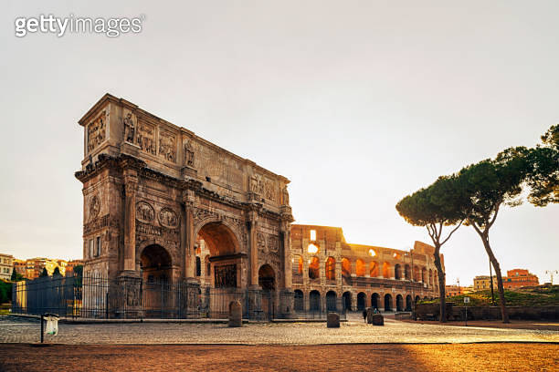Monumental Arch of Constantine and Coliseum (1176732504) - 게티이미지뱅크