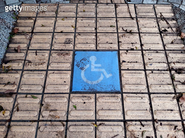 Handicapped sign on the ground in the park (1169859534) - 게티이미지뱅크