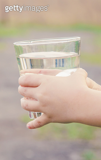 child glass of water. selective focus. Kids. 이미지 (1148757891) - 게티이미지뱅크