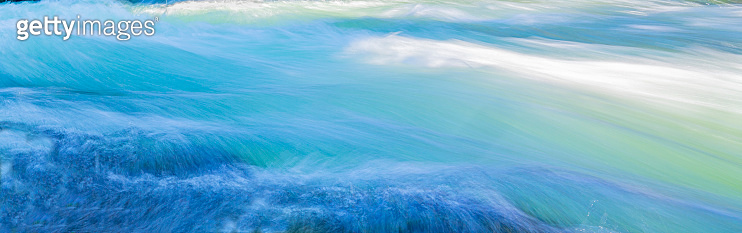 Flowing water through rapids as abstract background. 이미지 (1177910583 ...