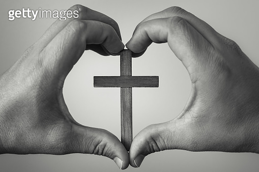 Hand holding wooden cross in heart shaped hand. 이미지 (1158890423) - 게티이미지뱅크