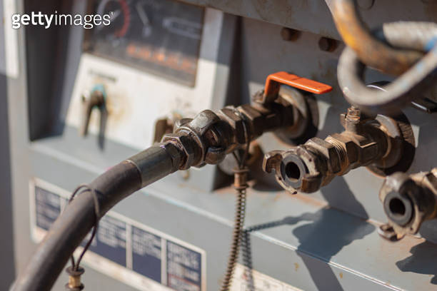 Hydraulic hose and valve connection of machine. 이미지 (1188540650) - 게티이미지뱅크