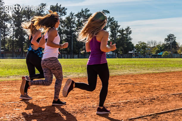 Three young women running on the running track 이미지 (1166475482) - 게티이미지뱅크