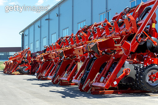 Trailed agricultural equipment. Products of the plant for the ...