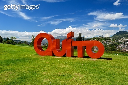Orange Sign that spells out Quito with the city in the background 이미지 ...