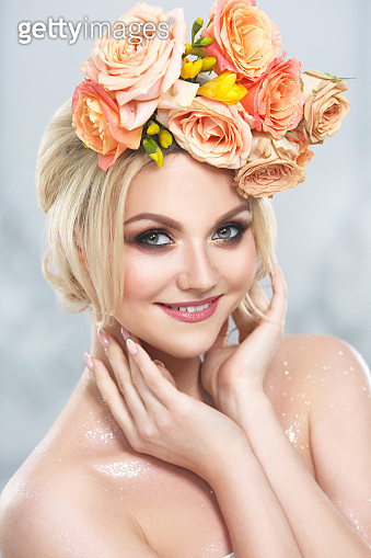 Beauty Portrait Of A Cute Blonde Girl With A Wreath Of Tea Roses 이미지