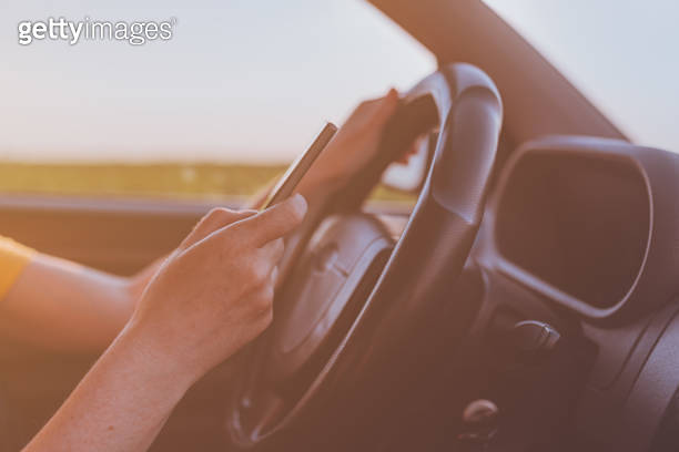 Dangerous texting while driving behavior 이미지 (1159421597) - 게티이미지뱅크