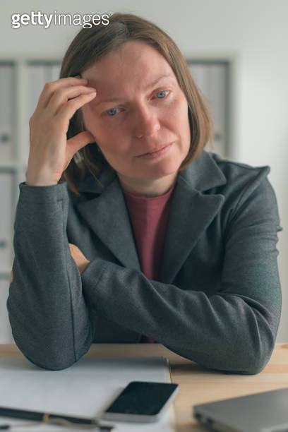 Businesswoman crying in office, portrait of sad female business person ...