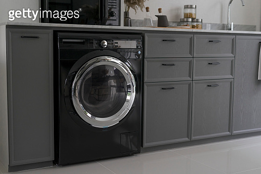 new black washing machine installed in kitchen 이미지 (1192483782) - 게티이미지뱅크