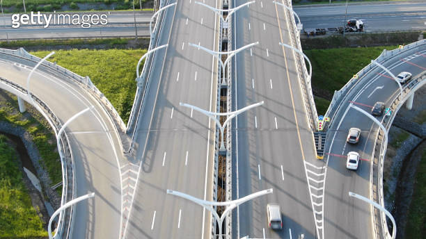 pictorial suburban traffic interchange with modern lighting 이미지 ...