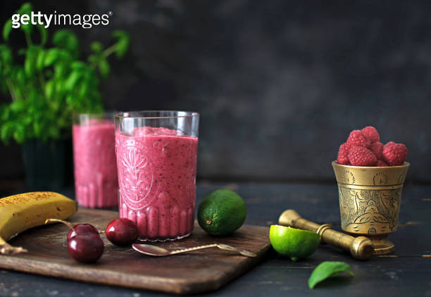 Traditional crushed raspberry smoothie beverages 이미지 (1169180571) - 게티이미지뱅크