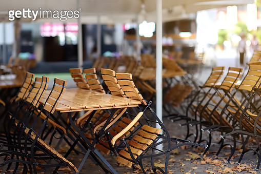 Empty outdoor cafe in old town Cologne, Germany 이미지 (1162345102) - 게티이미지뱅크