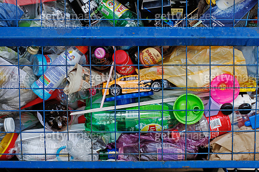 Dry waste products in iron mesh for recycling in the yard of Vidnoe 이미지 ...