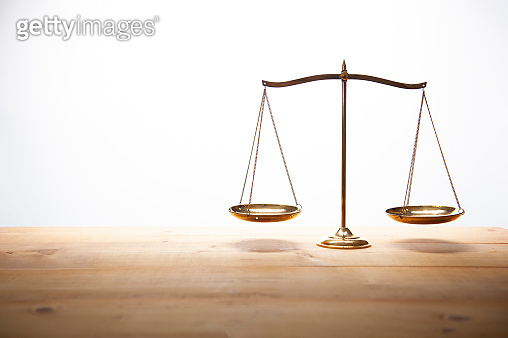 Gold brass balance scale on wooden desk and white backdrop 이미지 ...