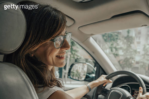Woman driving with mother on passenger seat 이미지 (1158868293) - 게티이미지뱅크