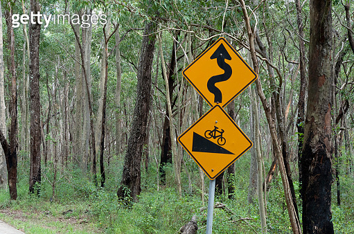 Steep hill windy bicycle track warning sign 이미지 (1145605450) - 게티이미지뱅크